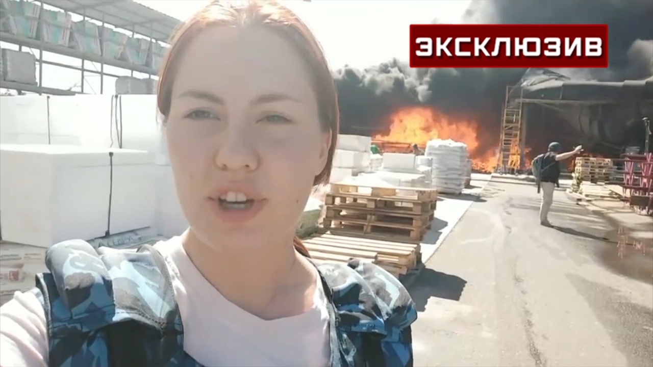 Тушение продолжается кадры пожара в ТЦ в Донецке после обстрела ТРК